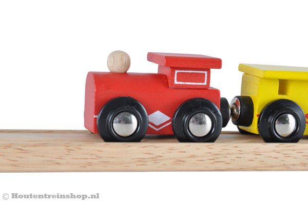 Mentari Rode trein met drie wagonnetjes | Houtentreinshop.nl